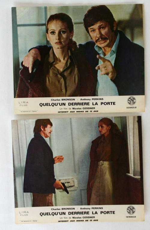 2 photos d'exploitation du film QUELQU'UN DERRIÈRE LA PORTE (1971)